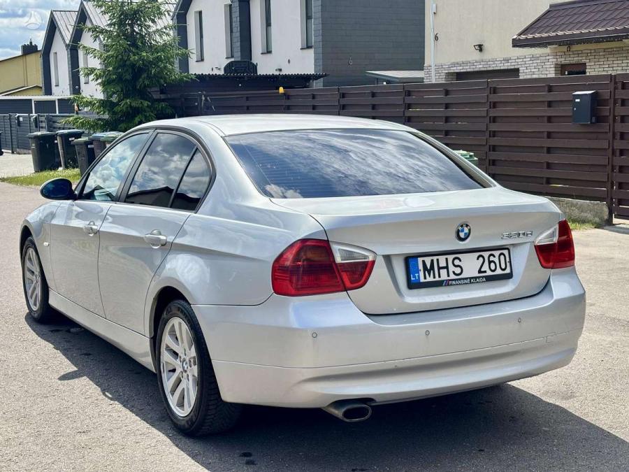 Pelēks BMW 320 2007 Viļņa, ar dzinēja tilpumu 2.00 L un nobraukumu 350 tūkst. km par 3300 €, foto 4 vietnē AUTOMOTO.COM.LV