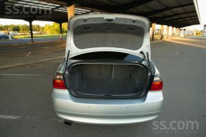 Grey BMW 320 2007 in Riga, with an engine capacity of 2.00 L and mileage of 294 thousand km for 3500 €, photo 8 on AUTOMOTO.COM.LV