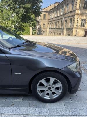 Grey BMW 320 2007 in Vilnius, with an engine capacity of 2.00 L and mileage of 319 thousand km for 1999 €, photo 4 on AUTOMOTO.COM.LV