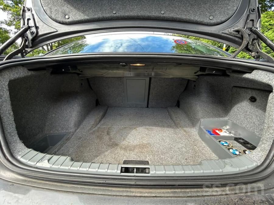 Grey BMW 320 2007 in Riga, with an engine capacity of 2.00 L and mileage of 299 thousand km for 4900 €, photo 12 on AUTOMOTO.COM.LV