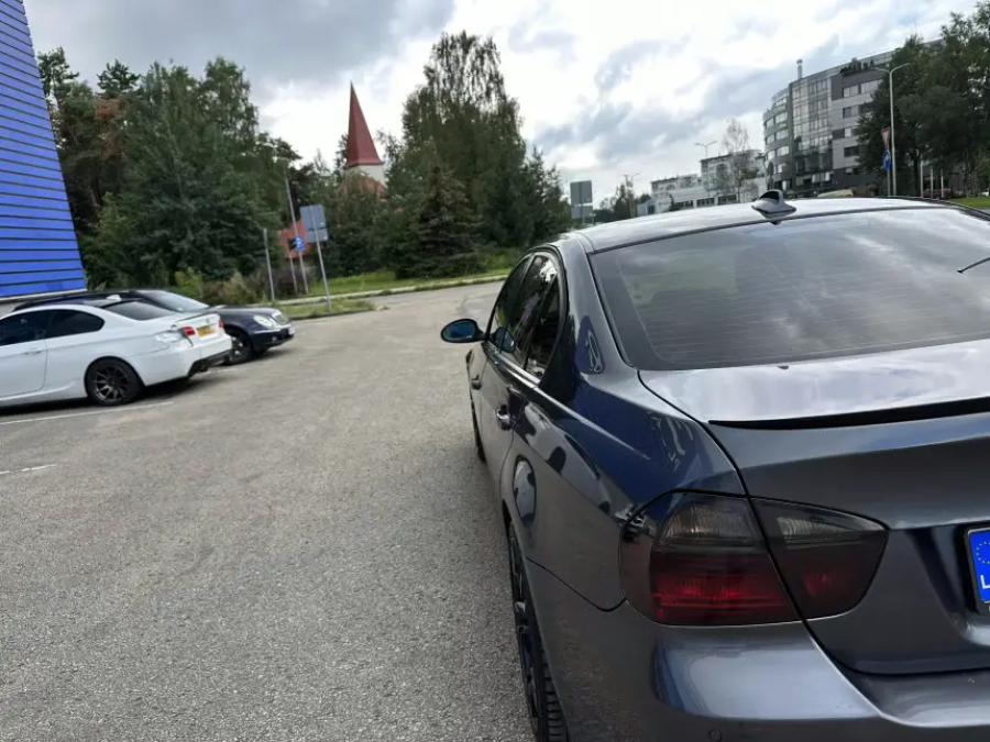 Grey BMW 320 2008 in Riga, with an engine capacity of 2.00 L and mileage of 263 thousand km for 4490 €, photo 8 on AUTOMOTO.COM.LV