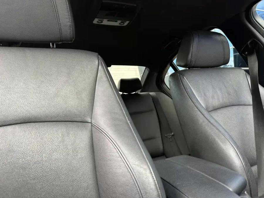 Grey BMW 320 2008 in Riga, with an engine capacity of 2.00 L and mileage of 263 thousand km for 4490 €, photo 15 on AUTOMOTO.COM.LV