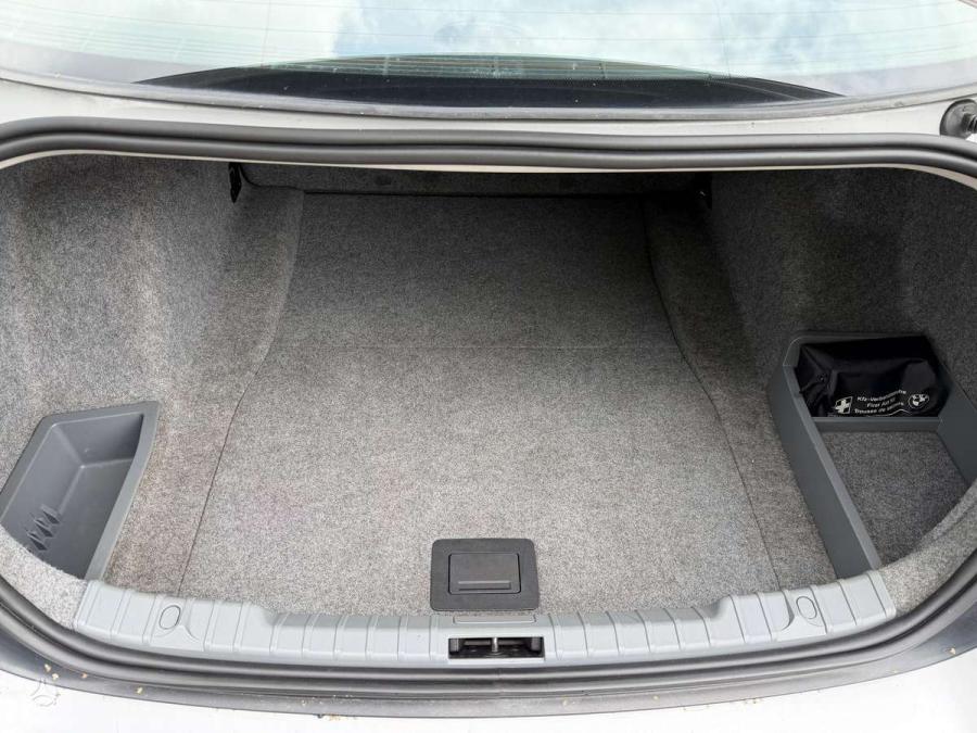 Grey BMW 320 2008 in Prienai, with an engine capacity of 2.00 L and mileage of 266 thousand km for 4150 €, photo 12 on AUTOMOTO.COM.LV