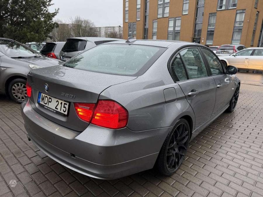 Pelēks BMW 320 2009 Viļņa, ar dzinēja tilpumu 2.00 L un nobraukumu 191 tūkst. km par 2550 €, foto 6 vietnē AUTOMOTO.COM.LV
