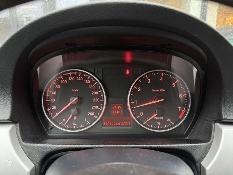 Pelēks BMW 320 2009 Viļņa, ar dzinēja tilpumu 2.00 L un nobraukumu 191 tūkst. km par 2550 €, foto 10 vietnē AUTOMOTO.COM.LV