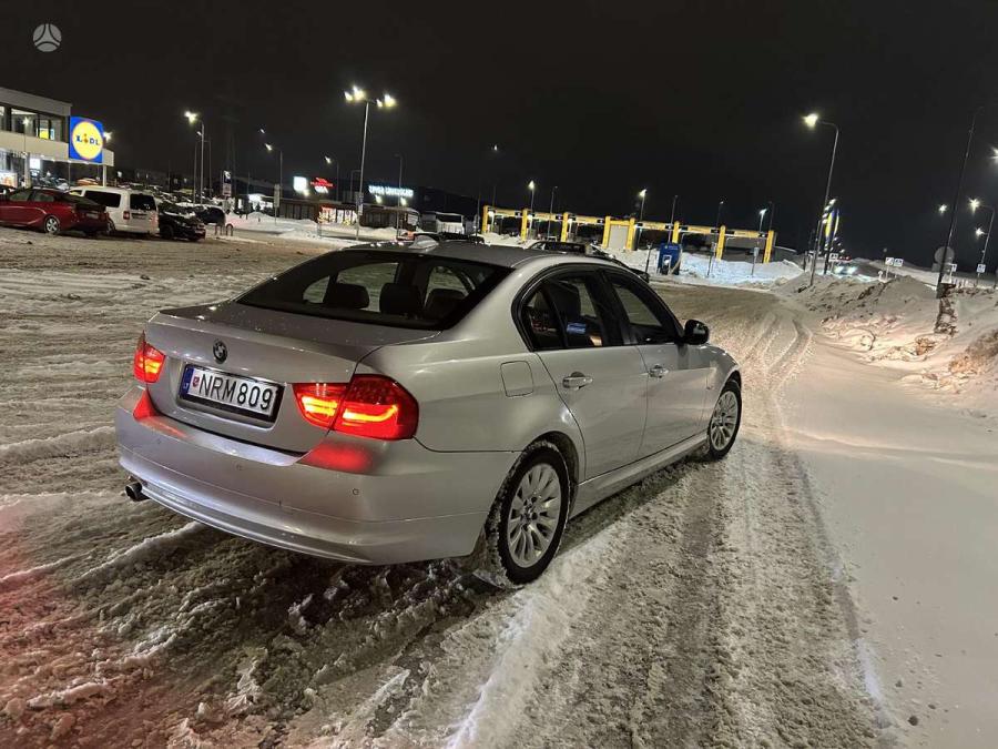 Grey BMW 320 2009 in Kaunas, with an engine capacity of 2.00 L and mileage of 430 thousand km for 3900 €, photo 1 on AUTOMOTO.COM.LV