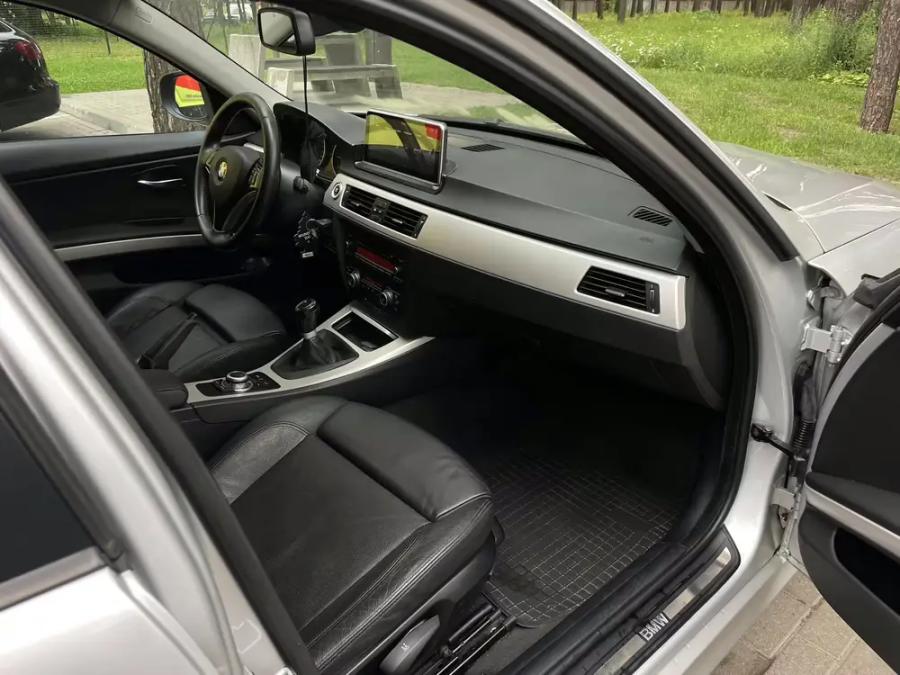Grey BMW 320 2009 in Riga, with an engine capacity of 2.00 L and mileage of 344 thousand km for 3390 €, photo 10 on AUTOMOTO.COM.LV