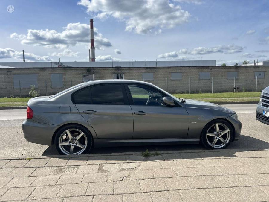Grey BMW 320 2009 in Siauliai, with an engine capacity of 2.00 L and mileage of 359 thousand km for 3000 €, photo 4 on AUTOMOTO.COM.LV