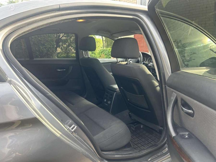 Grey BMW 320 2009 in Siauliai, with an engine capacity of 2.00 L and mileage of 359 thousand km for 3000 €, photo 9 on AUTOMOTO.COM.LV