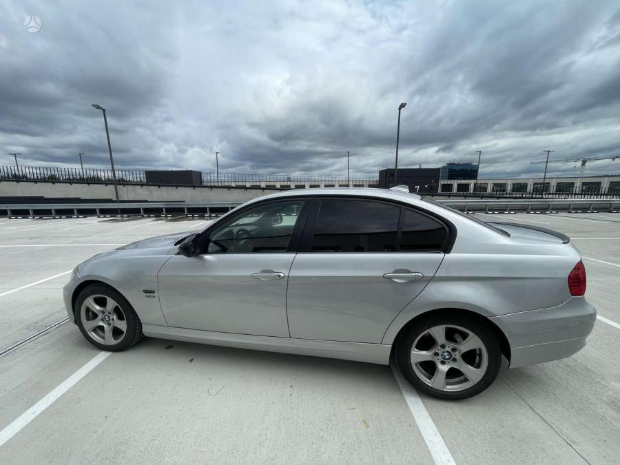 Grey BMW 320 2009 in Vilnius, with an engine capacity of 2.00 L and mileage of 369 thousand km for 3200 €, photo 9 on AUTOMOTO.COM.LV