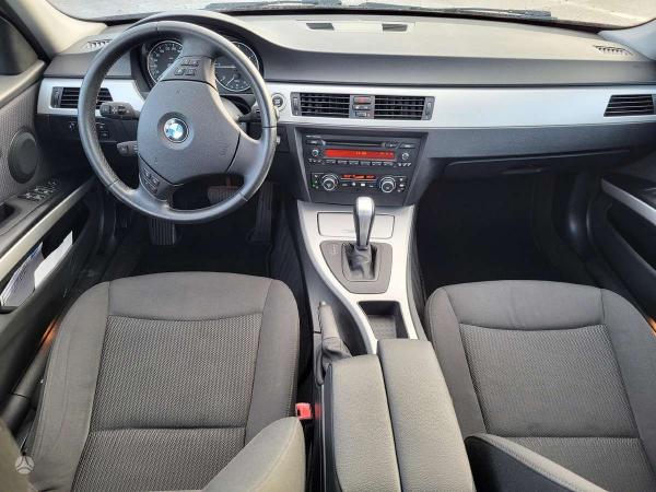 Pelēks BMW 320 2010 Marijampole, ar dzinēja tilpumu 2.00 L un nobraukumu 241 tūkst. km par 4900 €, foto 4 vietnē AUTOMOTO.COM.LV