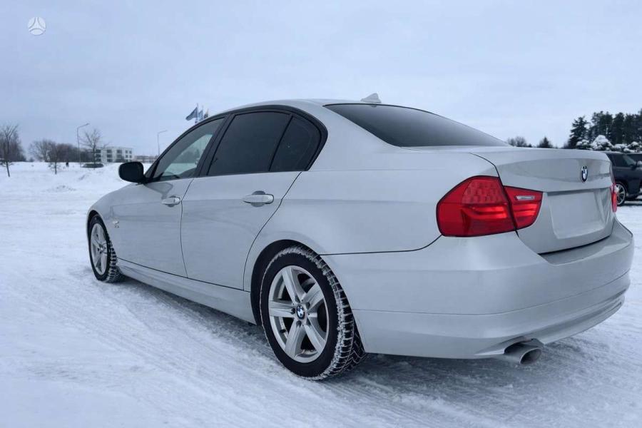 Pelēks BMW 320 2010 Viļņa, ar dzinēja tilpumu 2.00 L un nobraukumu 276 tūkst. km par 6200 €, foto 2 vietnē AUTOMOTO.COM.LV