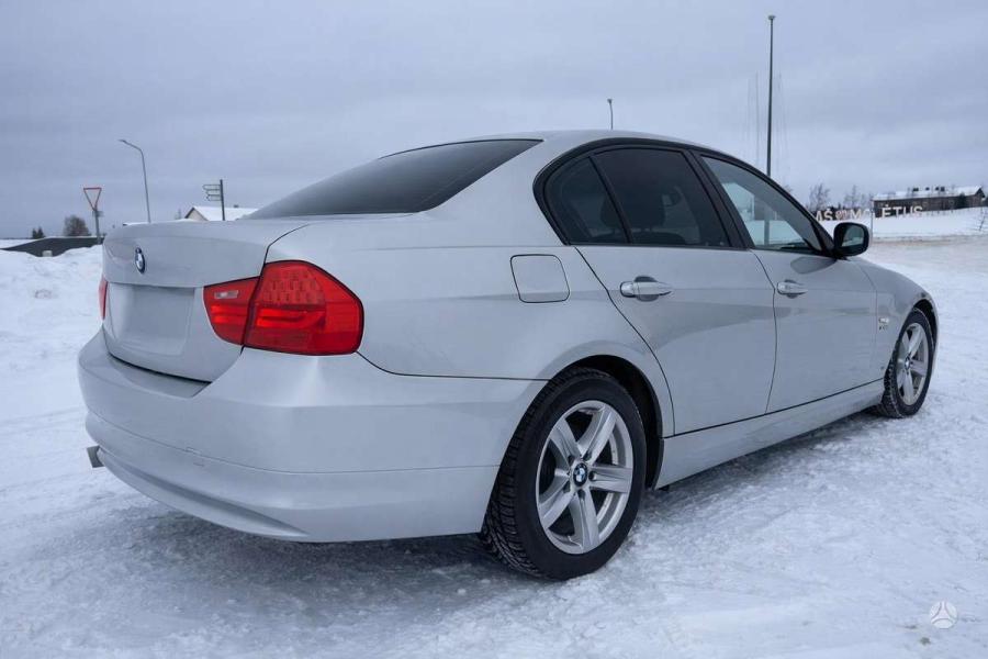 Pelēks BMW 320 2010 Viļņa, ar dzinēja tilpumu 2.00 L un nobraukumu 276 tūkst. km par 6200 €, foto 4 vietnē AUTOMOTO.COM.LV