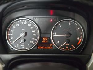 Pelēks BMW 320 2010 Viļņa, ar dzinēja tilpumu 2.00 L un nobraukumu 250 tūkst. km par 5650 €, foto 25 vietnē AUTOMOTO.COM.LV