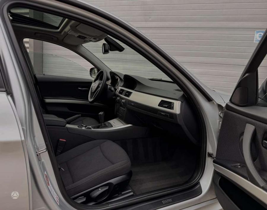 Pelēks BMW 320 2010 Viļņa, ar dzinēja tilpumu 2.00 L un nobraukumu 302 tūkst. km par 4350 €, foto 9 vietnē AUTOMOTO.COM.LV