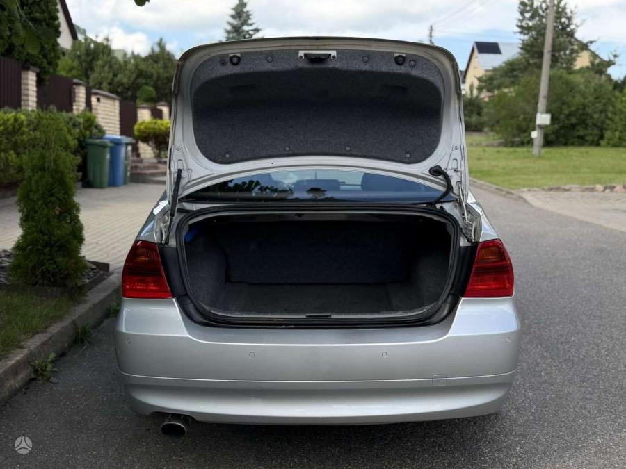 Grey BMW 320 2010 in Vilnius, with an engine capacity of 2.00 L and mileage of 180 thousand km for 5450 €, photo 21 on AUTOMOTO.COM.LV