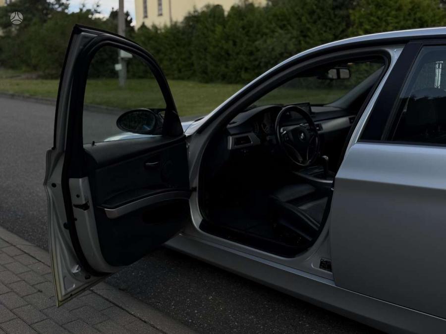 Grey BMW 320 2010 in Vilnius, with an engine capacity of 2.00 L and mileage of 180 thousand km for 5450 €, photo 35 on AUTOMOTO.COM.LV
