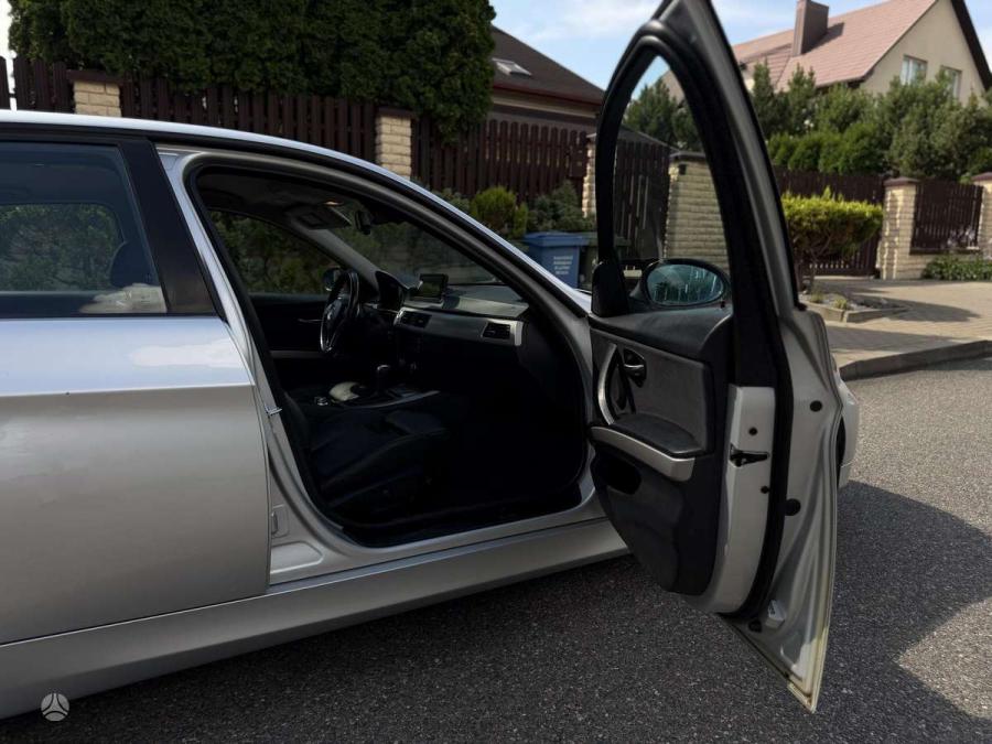 Grey BMW 320 2010 in Vilnius, with an engine capacity of 2.00 L and mileage of 180 thousand km for 5450 €, photo 39 on AUTOMOTO.COM.LV