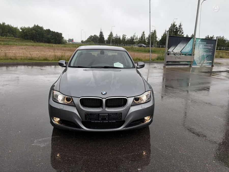 Grey BMW 320 2011 in Utena, with an engine capacity of 2.00 L and mileage of 221 thousand km for 5500 €, photo 3 on AUTOMOTO.COM.LV
