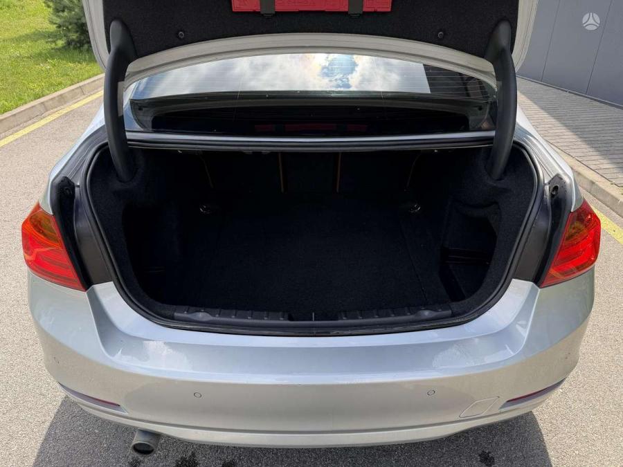 Grey BMW 320 2012 in Kaunas, with an engine capacity of 2.00 L and mileage of 258 thousand km for 9200 €, photo 9 on AUTOMOTO.COM.LV