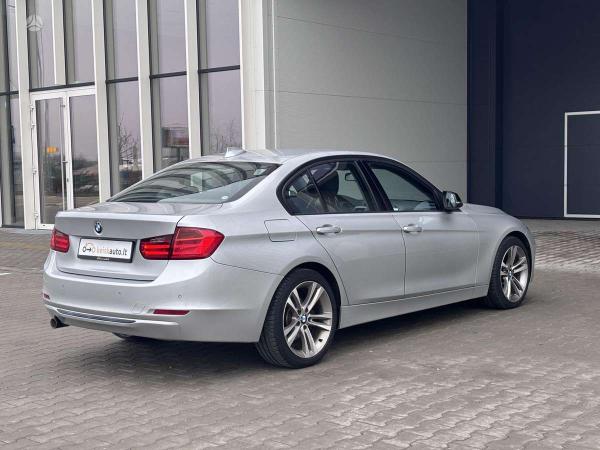 Pelēks BMW 320 2013 Viļņa, ar dzinēja tilpumu 2.00 L un nobraukumu 331 tūkst. km par 8350 €, foto 2 vietnē AUTOMOTO.COM.LV