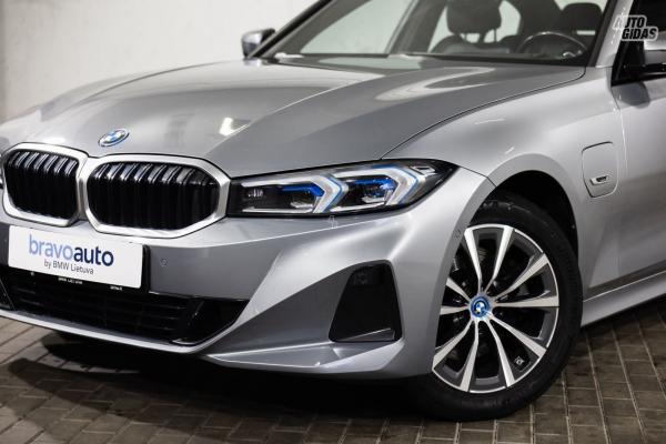 Grey BMW 320 2022 in Vilnius, with an engine capacity of 2.00 L and mileage of 119 thousand km for 27771 €, photo 3 on AUTOMOTO.COM.LV