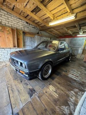Pelēks BMW 320 1987 Gulbene, ar dzinēja tilpumu 2.00 L un nobraukumu 215 tūkst. km par 3200 €, foto 3 vietnē AUTOMOTO.COM.LV