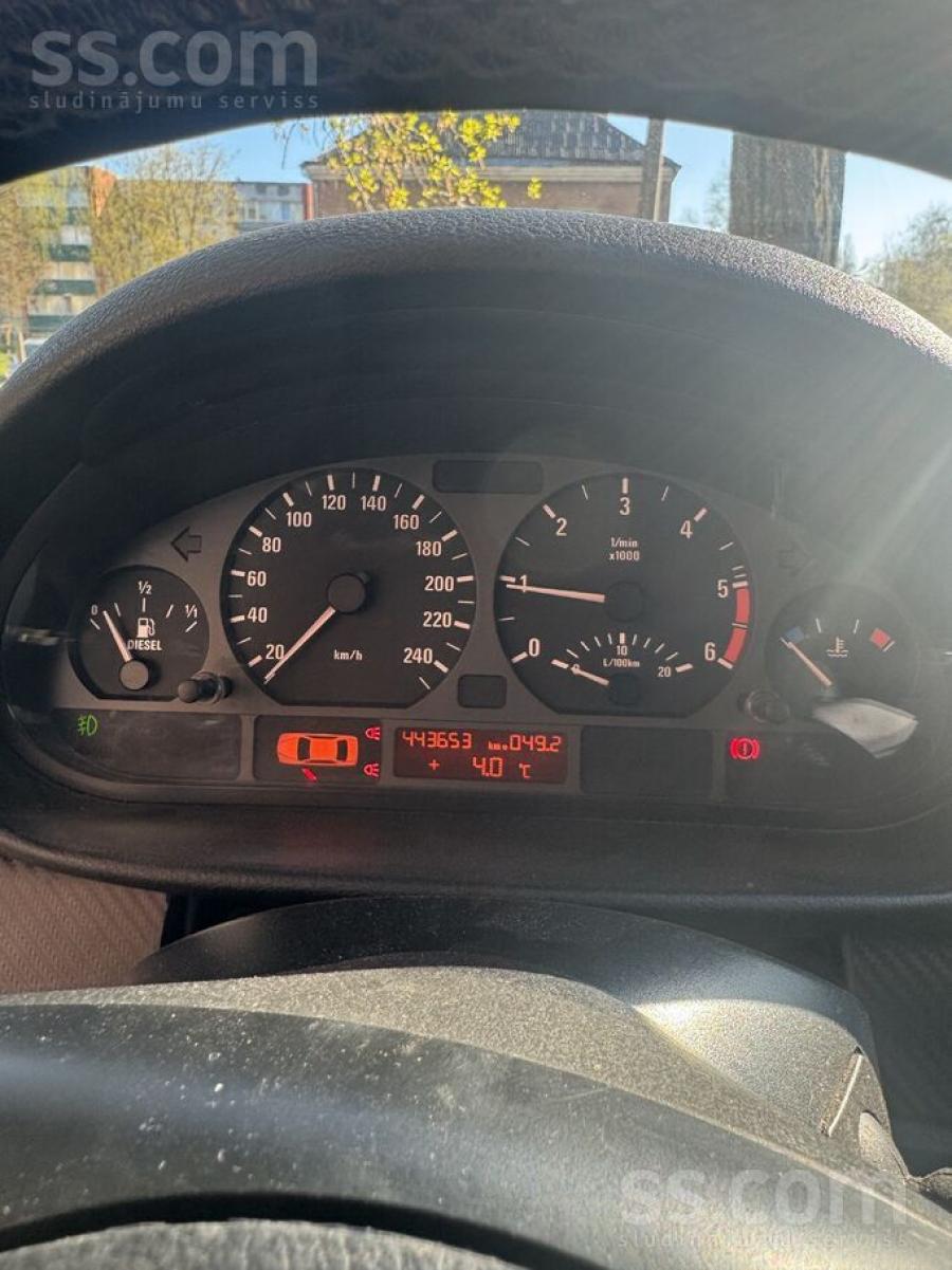 Pelēks BMW 320 2003 Daugavpils, ar dzinēja tilpumu 2.00 L un nobraukumu 444 tūkst. km par 1700 €, foto 4 vietnē AUTOMOTO.COM.LV