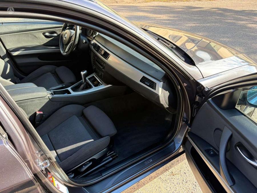 Grey BMW 320 2005 in Marijampole, with an engine capacity of 2.00 L and mileage of 334 thousand km for 2500 €, photo 11 on AUTOMOTO.COM.LV