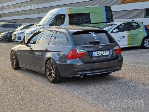 BMW 320 2005 in Riga on AUTOMOTO.COM.LV Grey BMW 320 2005 in Riga, with an engine capacity of 2.00 L and mileage of 430 thousand km for 2900 €, photo 5 on AUTOMOTO.COM.LV