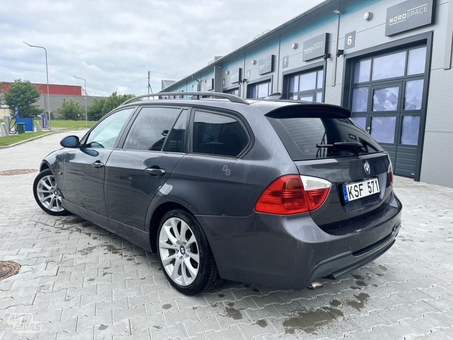 Pelēks BMW 320 2006 Panevēža, ar dzinēja tilpumu 2.00 L un nobraukumu 358 tūkst. km par 2800 €, foto 4 vietnē AUTOMOTO.COM.LV