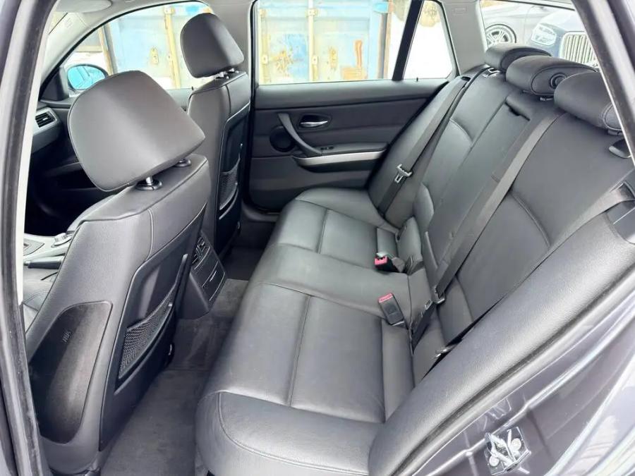 Grey BMW 320 2006 in Riga, with an engine capacity of 2.00 L and mileage of 332 thousand km for 4995 €, photo 8 on AUTOMOTO.COM.LV