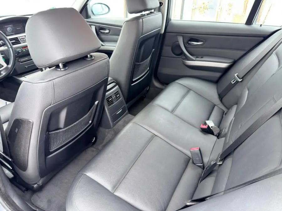 Grey BMW 320 2006 in Riga, with an engine capacity of 2.00 L and mileage of 332 thousand km for 4995 €, photo 9 on AUTOMOTO.COM.LV