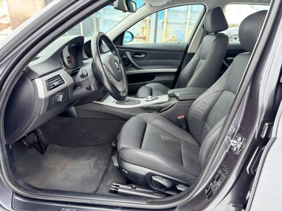 Grey BMW 320 2006 in Riga, with an engine capacity of 2.00 L and mileage of 332 thousand km for 4995 €, photo 11 on AUTOMOTO.COM.LV