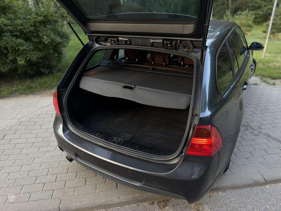 Pelēks BMW 320 2006 Viļņa, ar dzinēja tilpumu 2.00 L un nobraukumu 372 tūkst. km par 2950 €, foto 39 vietnē AUTOMOTO.COM.LV