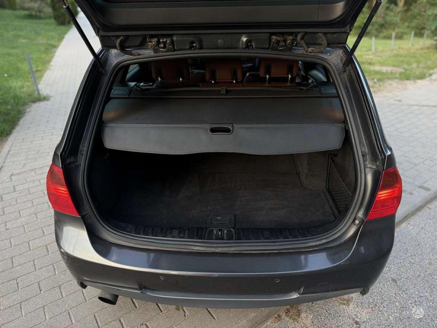 Pelēks BMW 320 2006 Viļņa, ar dzinēja tilpumu 2.00 L un nobraukumu 372 tūkst. km par 2950 €, foto 40 vietnē AUTOMOTO.COM.LV