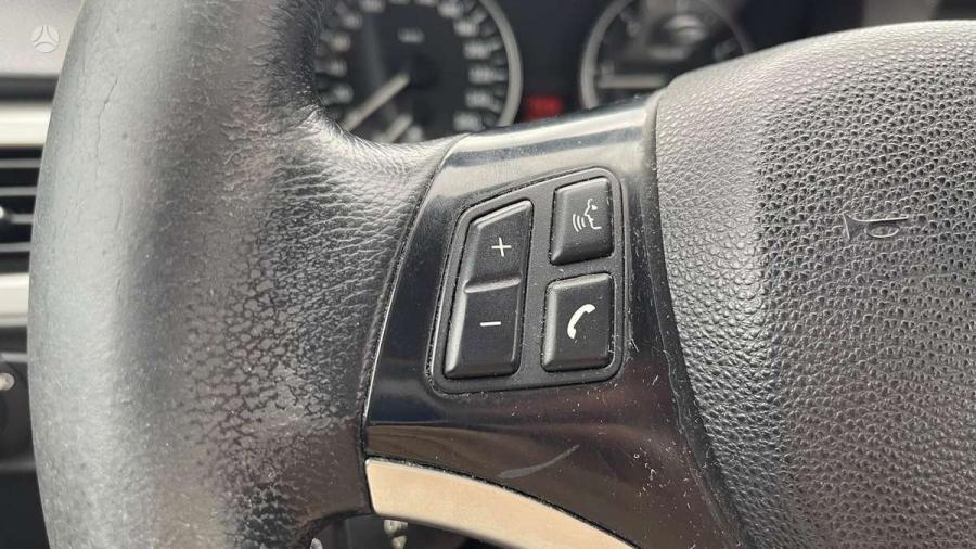 Pelēks BMW 320 2006 Marijampole, ar dzinēja tilpumu 2.00 L un nobraukumu 385 tūkst. km par 3450 €, foto 24 vietnē AUTOMOTO.COM.LV