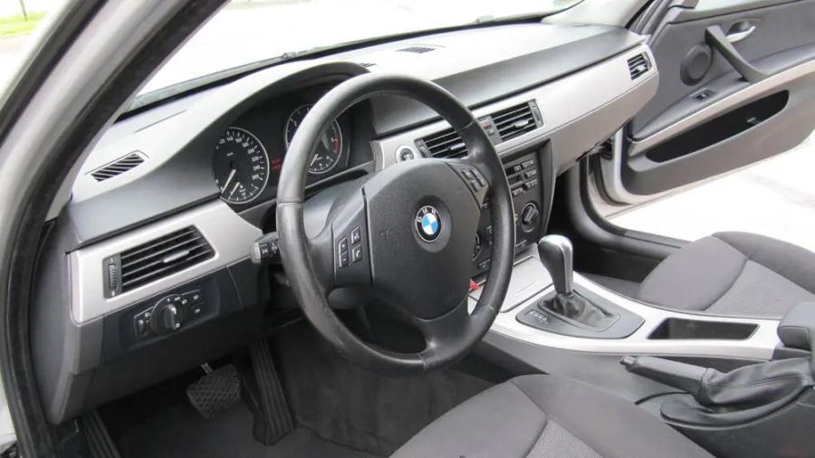 Grey BMW 320 2006 in Riga, with an engine capacity of 2.00 L and mileage of 389 thousand km for 3650 €, photo 5 on AUTOMOTO.COM.LV