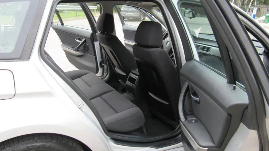 Grey BMW 320 2006 in Riga, with an engine capacity of 2.00 L and mileage of 389 thousand km for 3650 €, photo 8 on AUTOMOTO.COM.LV