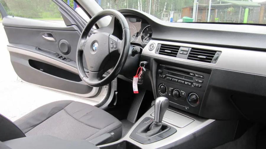 Grey BMW 320 2006 in Riga, with an engine capacity of 2.00 L and mileage of 389 thousand km for 3650 €, photo 9 on AUTOMOTO.COM.LV