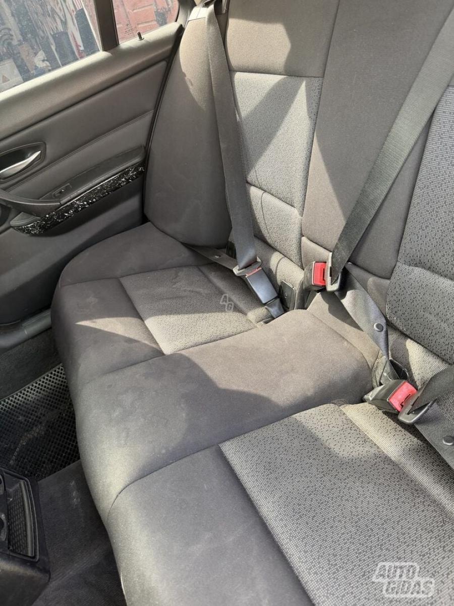Pelēks BMW 320 2006 Panevēža, ar dzinēja tilpumu 2.00 L un nobraukumu 355 tūkst. km par 2600 €, foto 10 vietnē AUTOMOTO.COM.LV