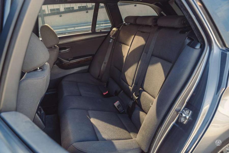 Pelēks BMW 320 2006 Viļņa, ar dzinēja tilpumu 2.00 L un nobraukumu 345 tūkst. km par 3400 €, foto 22 vietnē AUTOMOTO.COM.LV