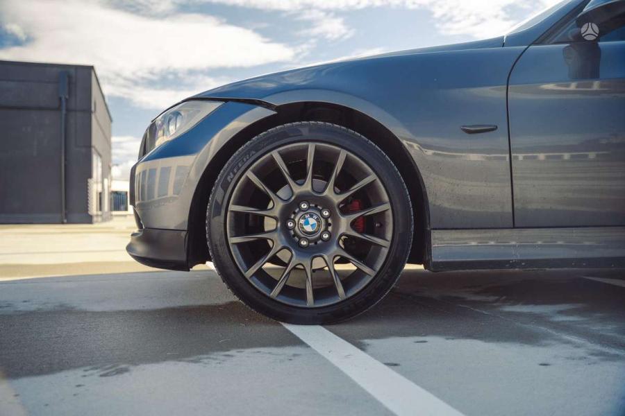 Pelēks BMW 320 2006 Viļņa, ar dzinēja tilpumu 2.00 L un nobraukumu 345 tūkst. km par 3400 €, foto 33 vietnē AUTOMOTO.COM.LV