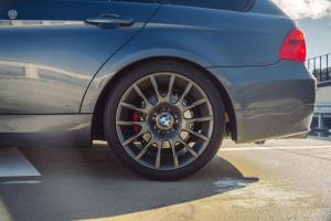 Pelēks BMW 320 2006 Viļņa, ar dzinēja tilpumu 2.00 L un nobraukumu 345 tūkst. km par 3400 €, foto 34 vietnē AUTOMOTO.COM.LV