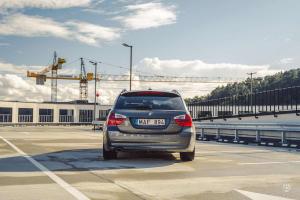 Pelēks BMW 320 2006 Viļņa, ar dzinēja tilpumu 2.00 L un nobraukumu 345 tūkst. km par 3400 €, foto 35 vietnē AUTOMOTO.COM.LV