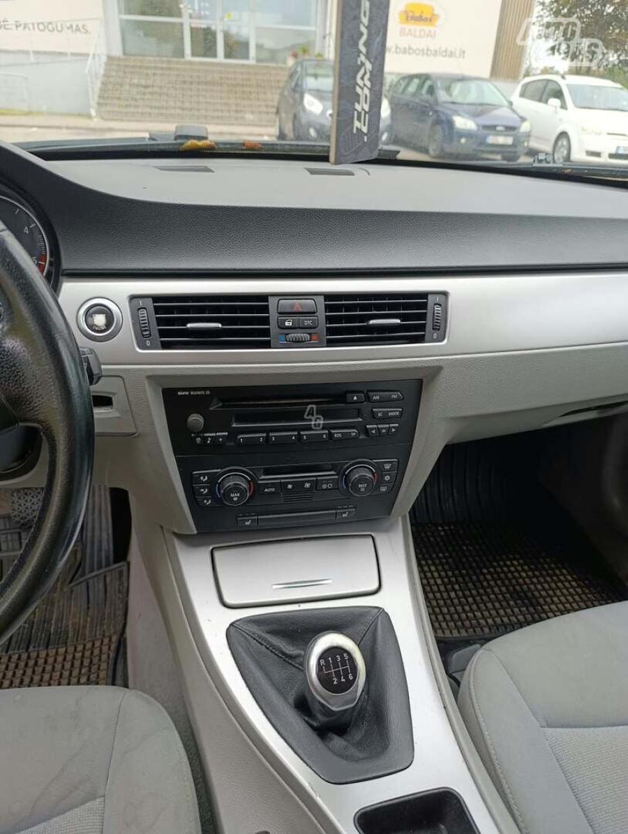 Pelēks BMW 320 2006 Panevēža, ar dzinēja tilpumu 2.00 L un nobraukumu 350 tūkst. km par 1200 €, foto 4 vietnē AUTOMOTO.COM.LV