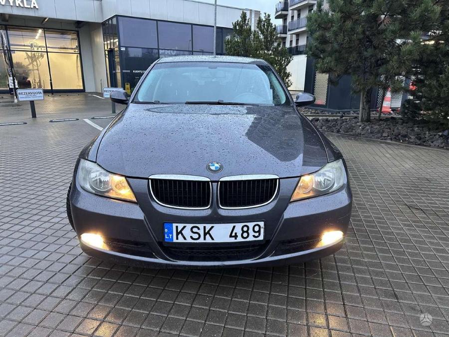 Grey BMW 320 2008 in Vilnius, with an engine capacity of 2.00 L and mileage of 262 thousand km for 2750 €, photo 1 on AUTOMOTO.COM.LV