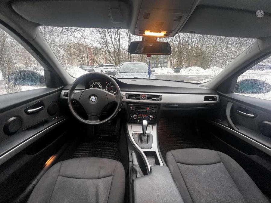 Grey BMW 320 2008 in Vilnius, with an engine capacity of 2.00 L and mileage of 299 thousand km for 3550 €, photo 4 on AUTOMOTO.COM.LV