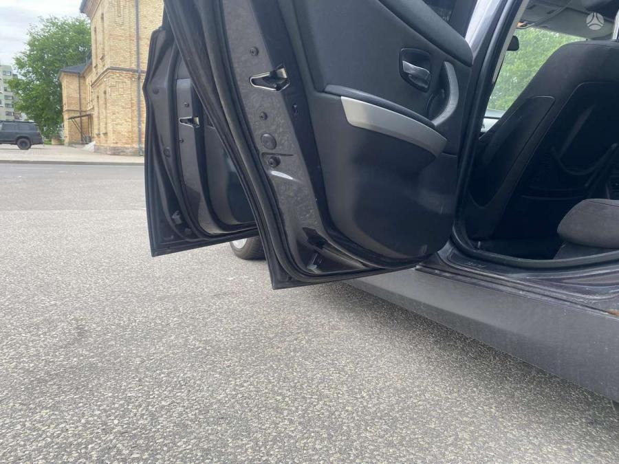 Grey BMW 320 2008 in Vilnius, with an engine capacity of 2.00 L and mileage of 300 thousand km for 2500 €, photo 17 on AUTOMOTO.COM.LV