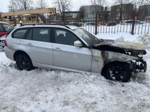 Pelēks BMW 320 2009 Panevēža, ar dzinēja tilpumu 2.00 L un nobraukumu 250 tūkst. km par 600 €, foto 3 vietnē AUTOMOTO.COM.LV